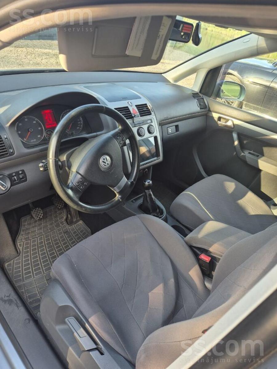 Pelēks Volkswagen Touran 2007 Cēsis, ar dzinēja tilpumu 1.90 L un nobraukumu 309 tūkst. km par 1550 €, foto 7 vietnē AUTOMOTO.COM.LV