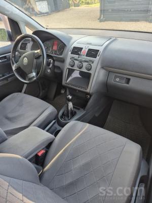 Pelēks Volkswagen Touran 2007 Cēsis, ar dzinēja tilpumu 1.90 L un nobraukumu 309 tūkst. km par 1550 €, foto 13 vietnē AUTOMOTO.COM.LV