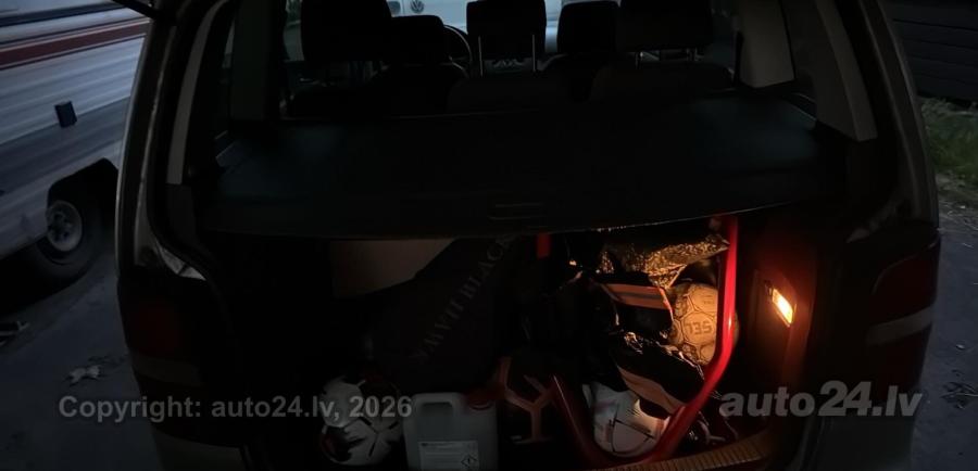 Pelēks Volkswagen Touran 2003 Tallina, ar dzinēja tilpumu 2.00 L un nobraukumu 394 tūkst. km par 900 €, foto 6 vietnē AUTOMOTO.COM.LV