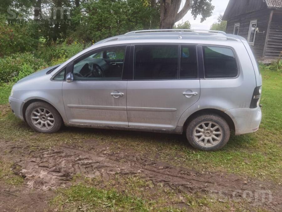 Pelēks Volkswagen Touran 2003 Rēzekne, ar dzinēja tilpumu 2.00 L un nobraukumu 346 tūkst. km par 500 €, foto 3 vietnē AUTOMOTO.COM.LV