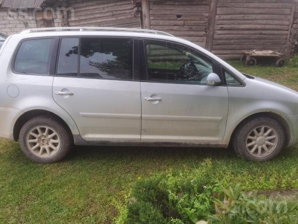 Grey Volkswagen Touran 2003 in Rezekne, with an engine capacity of 2.00 L and mileage of 346 thousand km for 500 €, photo 4 on AUTOMOTO.COM.LV