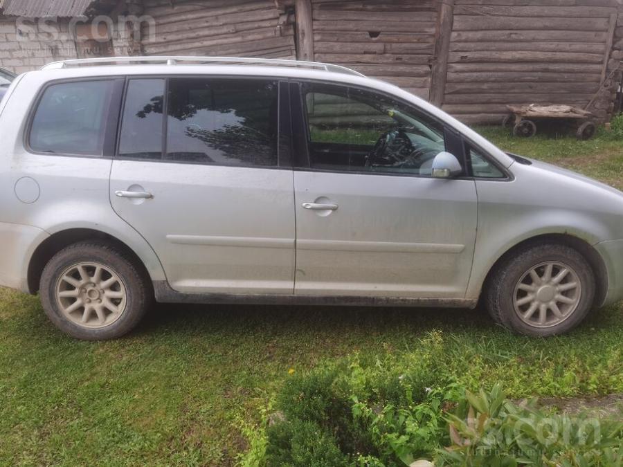 Pelēks Volkswagen Touran 2003 Rēzekne, ar dzinēja tilpumu 2.00 L un nobraukumu 346 tūkst. km par 500 €, foto 4 vietnē AUTOMOTO.COM.LV