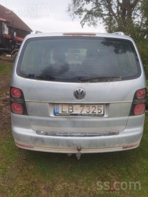 Pelēks Volkswagen Touran 2003 Rēzekne, ar dzinēja tilpumu 2.00 L un nobraukumu 346 tūkst. km par 500 €, foto 5 vietnē AUTOMOTO.COM.LV