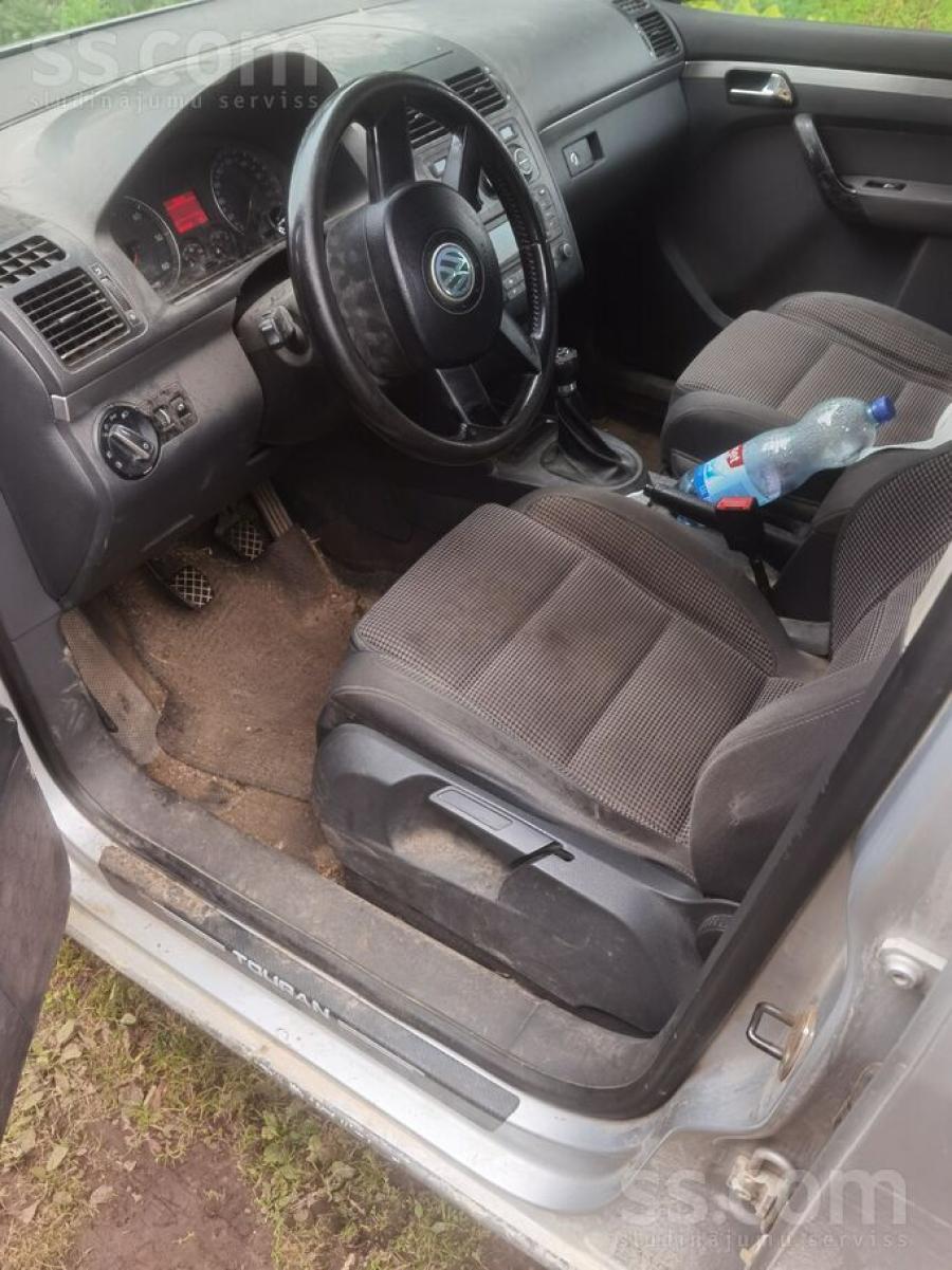 Pelēks Volkswagen Touran 2003 Rēzekne, ar dzinēja tilpumu 2.00 L un nobraukumu 346 tūkst. km par 500 €, foto 6 vietnē AUTOMOTO.COM.LV