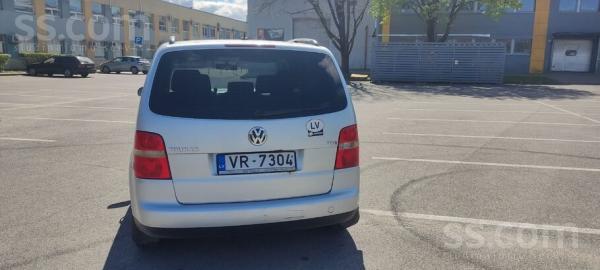 Pelēks Volkswagen Touran 2004 Rīga, ar dzinēja tilpumu 1.90 L un nobraukumu 307 tūkst. km par 2150 €, foto 3 vietnē AUTOMOTO.COM.LV