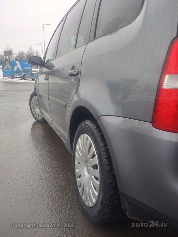 Pelēks Volkswagen Touran 2004 Tartu, ar dzinēja tilpumu 2.00 L un nobraukumu 360 tūkst. km par 1499 €, foto 5 vietnē AUTOMOTO.COM.LV