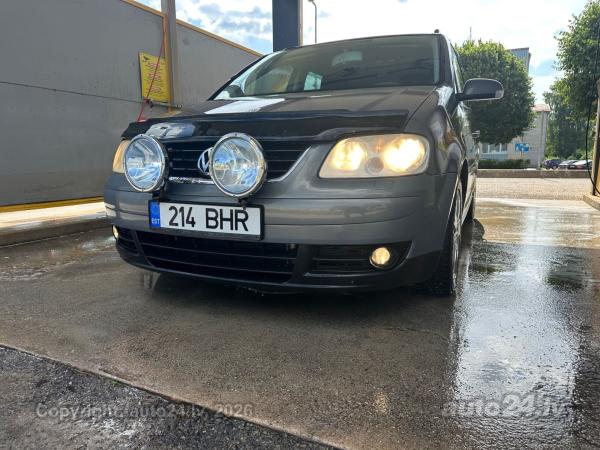 Grey Volkswagen Touran 2004 in Tallinn, with an engine capacity of 1.90 L and mileage of 356 thousand km for 1990 €, photo 2 on AUTOMOTO.COM.LV