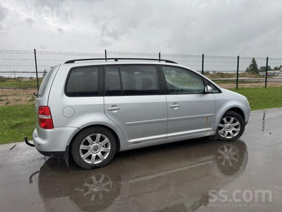 Grey Volkswagen Touran 2004 in Saldus, with an engine capacity of 1.60 L and mileage of 326 thousand km for 1280 €, photo 1 on AUTOMOTO.COM.LV