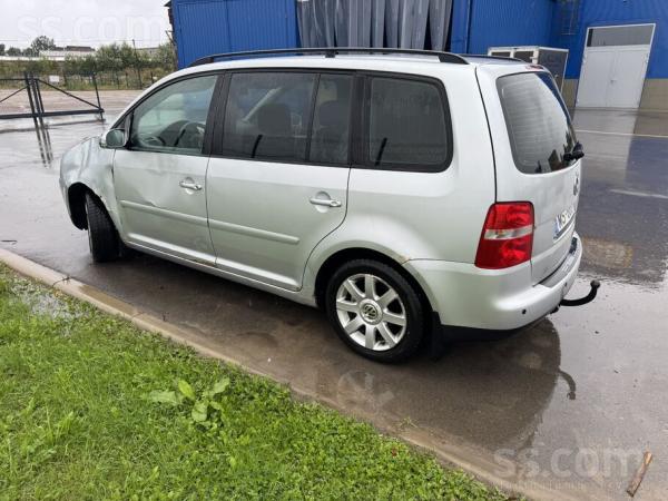 Grey Volkswagen Touran 2004 in Saldus, with an engine capacity of 1.60 L and mileage of 326 thousand km for 1280 €, photo 3 on AUTOMOTO.COM.LV