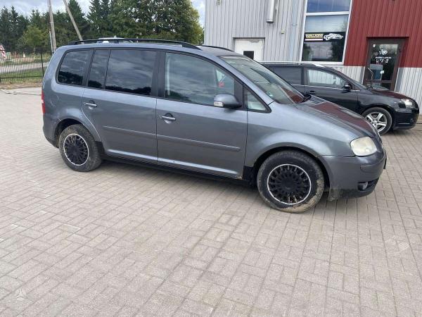 Grey Volkswagen Touran 2004 in Siauliai, with an engine capacity of 1.90 L and mileage of 422 thousand km for 1100 €, photo 1 on AUTOMOTO.COM.LV