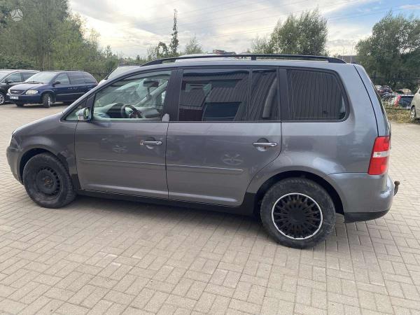 Grey Volkswagen Touran 2004 in Siauliai, with an engine capacity of 1.90 L and mileage of 422 thousand km for 1100 €, photo 3 on AUTOMOTO.COM.LV