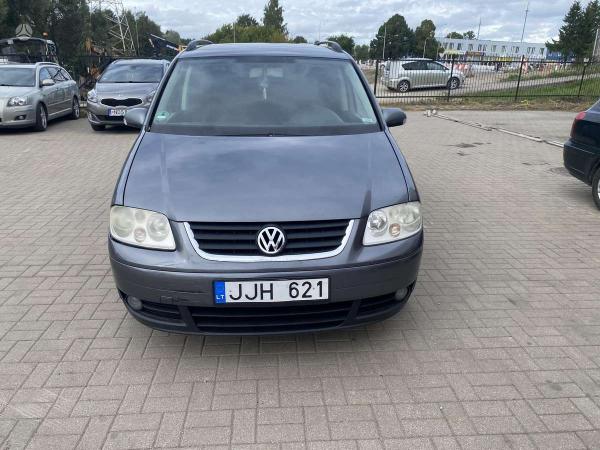 Grey Volkswagen Touran 2004 in Siauliai, with an engine capacity of 1.90 L and mileage of 422 thousand km for 1100 €, photo 4 on AUTOMOTO.COM.LV