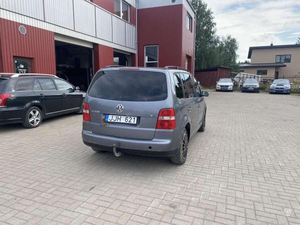 Grey Volkswagen Touran 2004 in Siauliai, with an engine capacity of 1.90 L and mileage of 422 thousand km for 1100 €, photo 5 on AUTOMOTO.COM.LV
