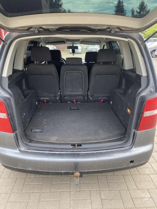 Grey Volkswagen Touran 2004 in Siauliai, with an engine capacity of 1.90 L and mileage of 422 thousand km for 1100 €, photo 6 on AUTOMOTO.COM.LV