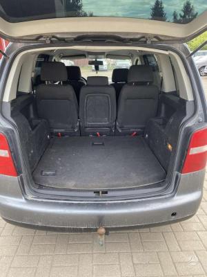 Grey Volkswagen Touran 2004 in Siauliai, with an engine capacity of 1.90 L and mileage of 422 thousand km for 1100 €, photo 6 on AUTOMOTO.COM.LV