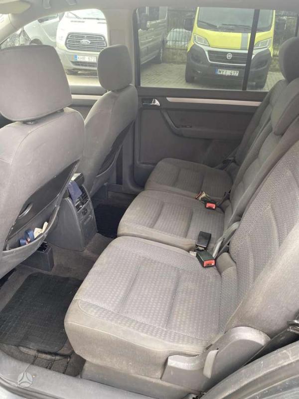 Grey Volkswagen Touran 2004 in Siauliai, with an engine capacity of 1.90 L and mileage of 422 thousand km for 1100 €, photo 7 on AUTOMOTO.COM.LV