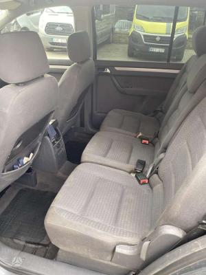 Grey Volkswagen Touran 2004 in Siauliai, with an engine capacity of 1.90 L and mileage of 422 thousand km for 1100 €, photo 7 on AUTOMOTO.COM.LV