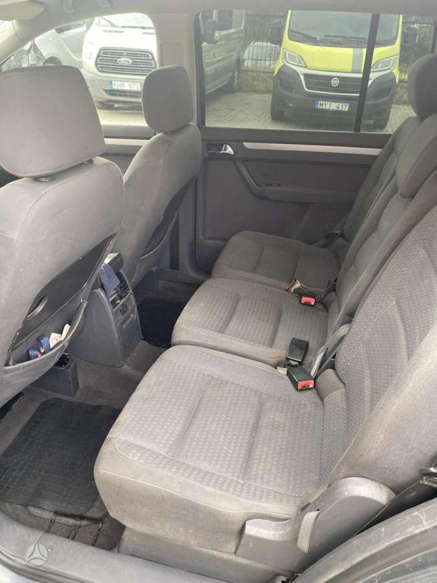 Grey Volkswagen Touran 2004 in Siauliai, with an engine capacity of 1.90 L and mileage of 422 thousand km for 1100 €, photo 7 on AUTOMOTO.COM.LV