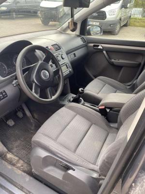 Grey Volkswagen Touran 2004 in Siauliai, with an engine capacity of 1.90 L and mileage of 422 thousand km for 1100 €, photo 9 on AUTOMOTO.COM.LV