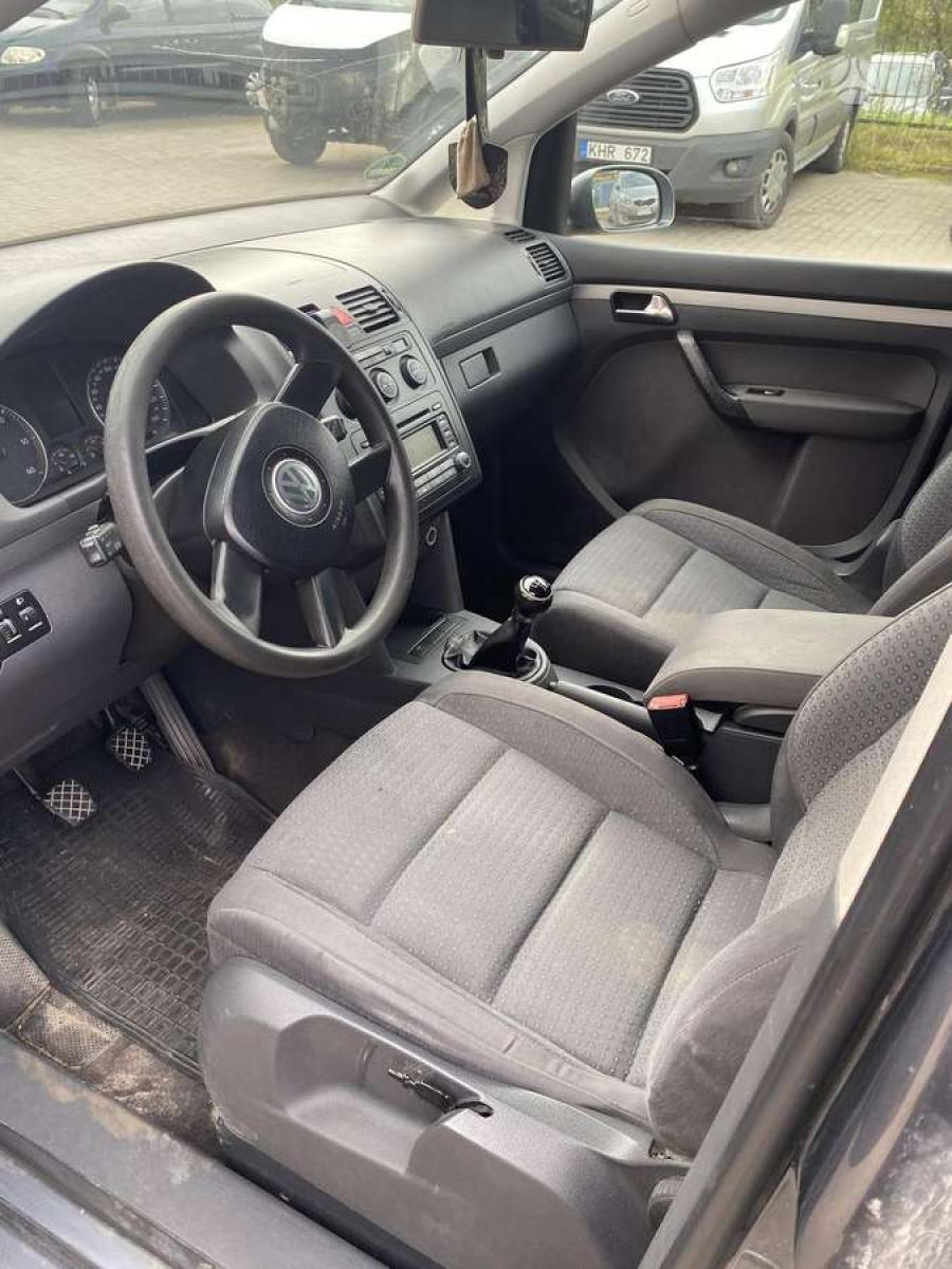 Grey Volkswagen Touran 2004 in Siauliai, with an engine capacity of 1.90 L and mileage of 422 thousand km for 1100 €, photo 9 on AUTOMOTO.COM.LV