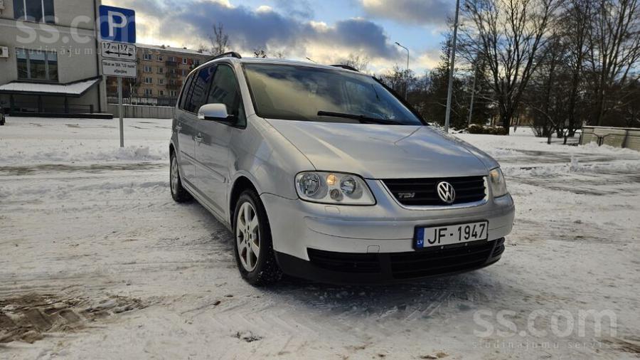 Grey Volkswagen Touran 2005 in Rezekne, with an engine capacity of 2.00 L and mileage of 398 thousand km for 1555 €, photo 1 on AUTOMOTO.COM.LV