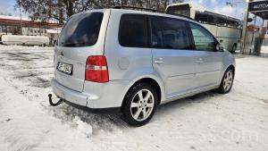 Grey Volkswagen Touran 2005 in Rezekne, with an engine capacity of 2.00 L and mileage of 398 thousand km for 1555 €, photo 2 on AUTOMOTO.COM.LV