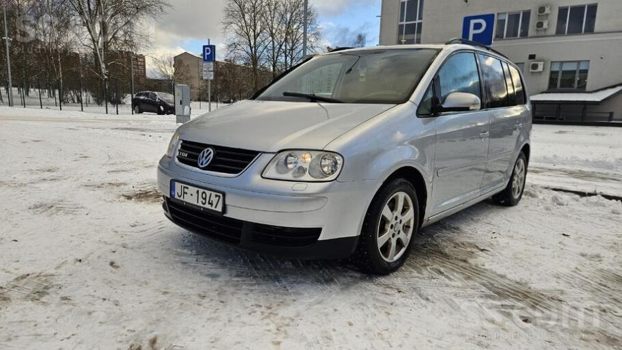 Grey Volkswagen Touran 2005 in Rezekne, with an engine capacity of 2.00 L and mileage of 398 thousand km for 1555 €, photo 4 on AUTOMOTO.COM.LV