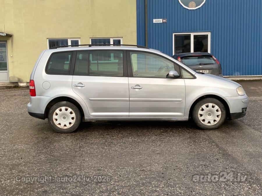Grey Volkswagen Touran 2006 in Tartu, with an engine capacity of 2.00 L and mileage of 429 thousand km for 1990 €, photo 4 on AUTOMOTO.COM.LV