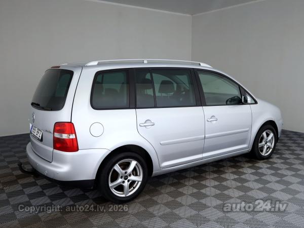 Grey Volkswagen Touran 2006 in Tallinn, with an engine capacity of 1.60 L and mileage of 239 thousand km for 899 €, photo 3 on AUTOMOTO.COM.LV