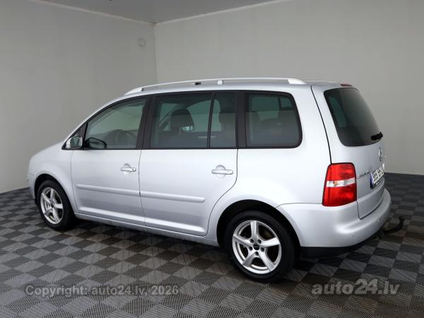 Grey Volkswagen Touran 2006 in Tallinn, with an engine capacity of 1.60 L and mileage of 239 thousand km for 899 €, photo 4 on AUTOMOTO.COM.LV
