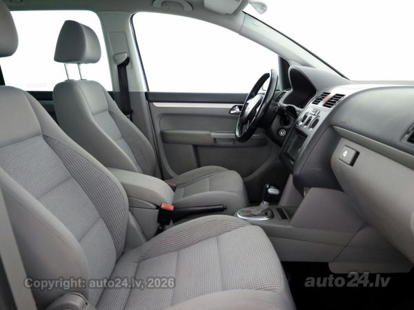Grey Volkswagen Touran 2006 in Tallinn, with an engine capacity of 1.60 L and mileage of 239 thousand km for 899 €, photo 6 on AUTOMOTO.COM.LV