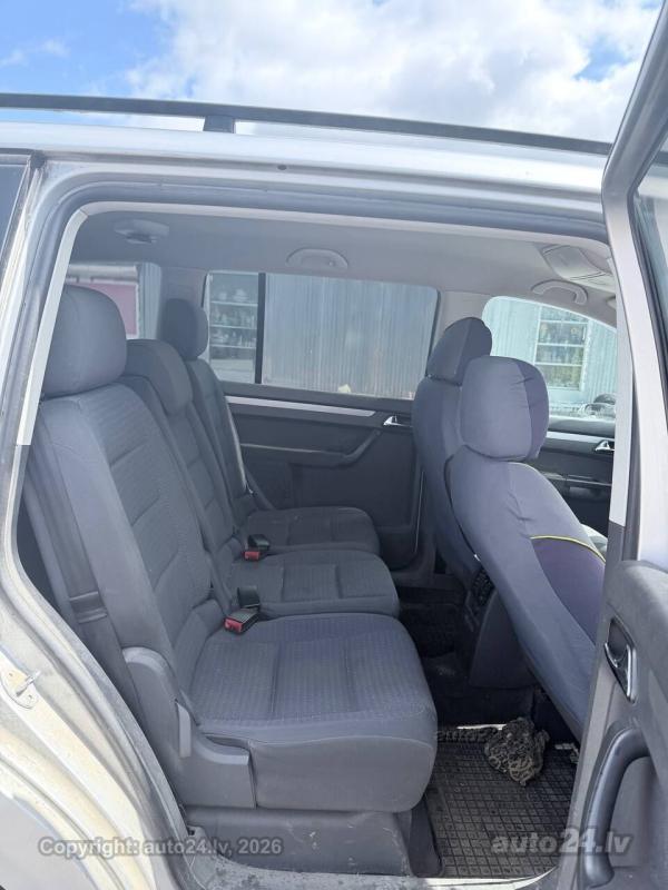 Grey Volkswagen Touran 2006 in Tallinn, with an engine capacity of 1.90 L and mileage of 259 thousand km for 599 €, photo 6 on AUTOMOTO.COM.LV