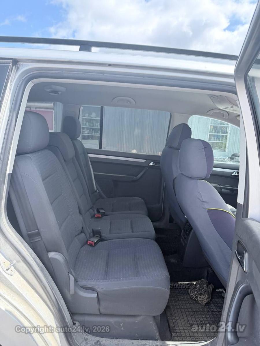 Pelēks Volkswagen Touran 2006 Tallina, ar dzinēja tilpumu 1.90 L un nobraukumu 259 tūkst. km par 599 €, foto 7 vietnē AUTOMOTO.COM.LV