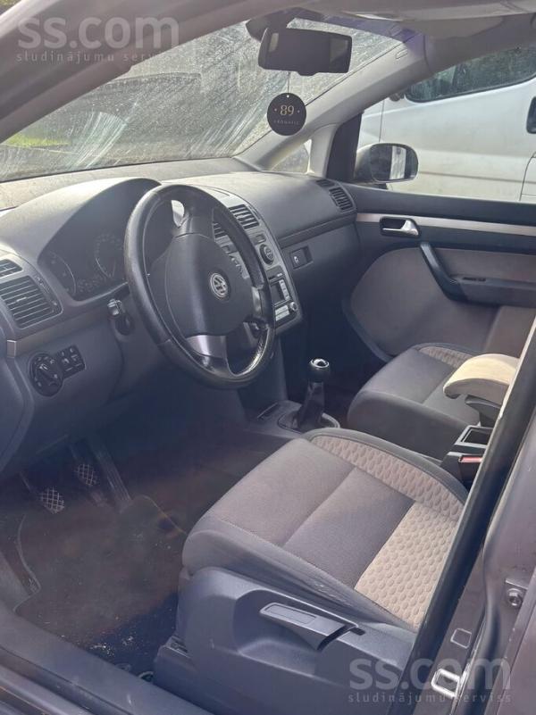 Grey Volkswagen Touran 2007 in Rezekne, with an engine capacity of 2.00 L and mileage of 385 thousand km for 2900 €, photo 11 on AUTOMOTO.COM.LV