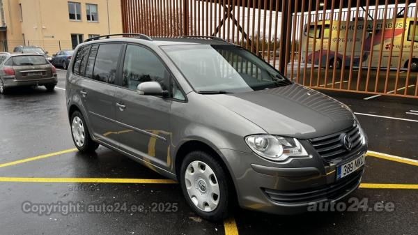 Grey Volkswagen Touran 2007 in Viljandi, with an engine capacity of 1.60 L and mileage of 230 thousand km for 3990 €, photo 3 on AUTOMOTO.COM.LV
