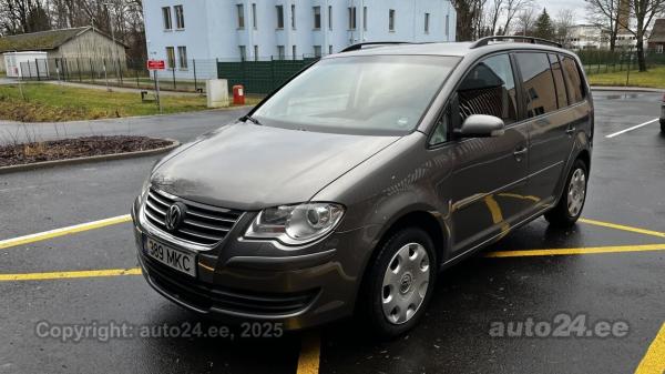 Grey Volkswagen Touran 2007 in Viljandi, with an engine capacity of 1.60 L and mileage of 230 thousand km for 3990 €, photo 4 on AUTOMOTO.COM.LV