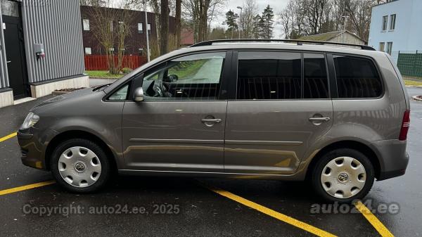Grey Volkswagen Touran 2007 in Viljandi, with an engine capacity of 1.60 L and mileage of 230 thousand km for 3990 €, photo 5 on AUTOMOTO.COM.LV