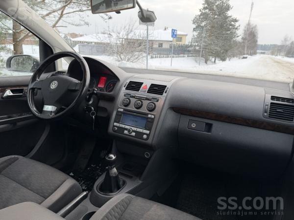 Pelēks Volkswagen Touran 2007 Rīga, ar dzinēja tilpumu 2.00 L un nobraukumu 335 tūkst. km par 1950 €, foto 5 vietnē AUTOMOTO.COM.LV