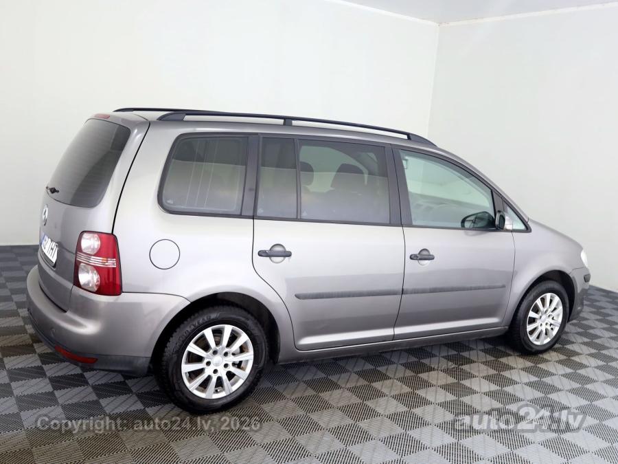 Grey Volkswagen Touran 2007 in Tallinn, with an engine capacity of 1.90 L and mileage of 307 thousand km for 2599 €, photo 4 on AUTOMOTO.COM.LV