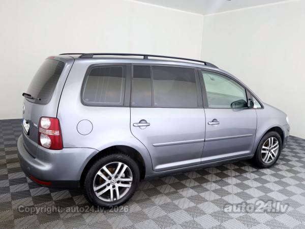 Grey Volkswagen Touran 2007 in Tallinn, with an engine capacity of 1.90 L and mileage of 299 thousand km for 1999 €, photo 3 on AUTOMOTO.COM.LV