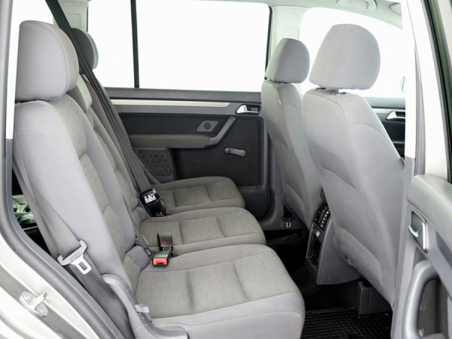 Pelēks Volkswagen Touran 2007 Tallina, ar dzinēja tilpumu 1.90 L un nobraukumu 307 tūkst. km par 2199 €, foto 8 vietnē AUTOMOTO.COM.LV