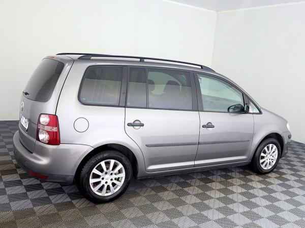 Grey Volkswagen Touran 2007 in Tallinn, with an engine capacity of 1.90 L and mileage of 307 thousand km for 2199 €, photo 10 on AUTOMOTO.COM.LV