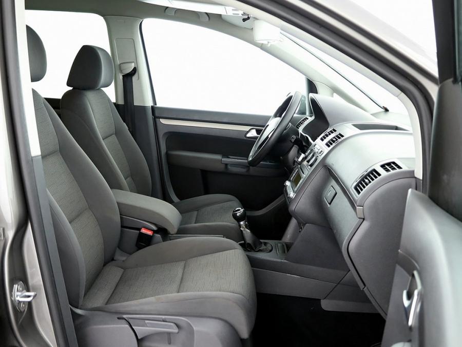 Pelēks Volkswagen Touran 2007 Tallina, ar dzinēja tilpumu 1.90 L un nobraukumu 307 tūkst. km par 2199 €, foto 14 vietnē AUTOMOTO.COM.LV