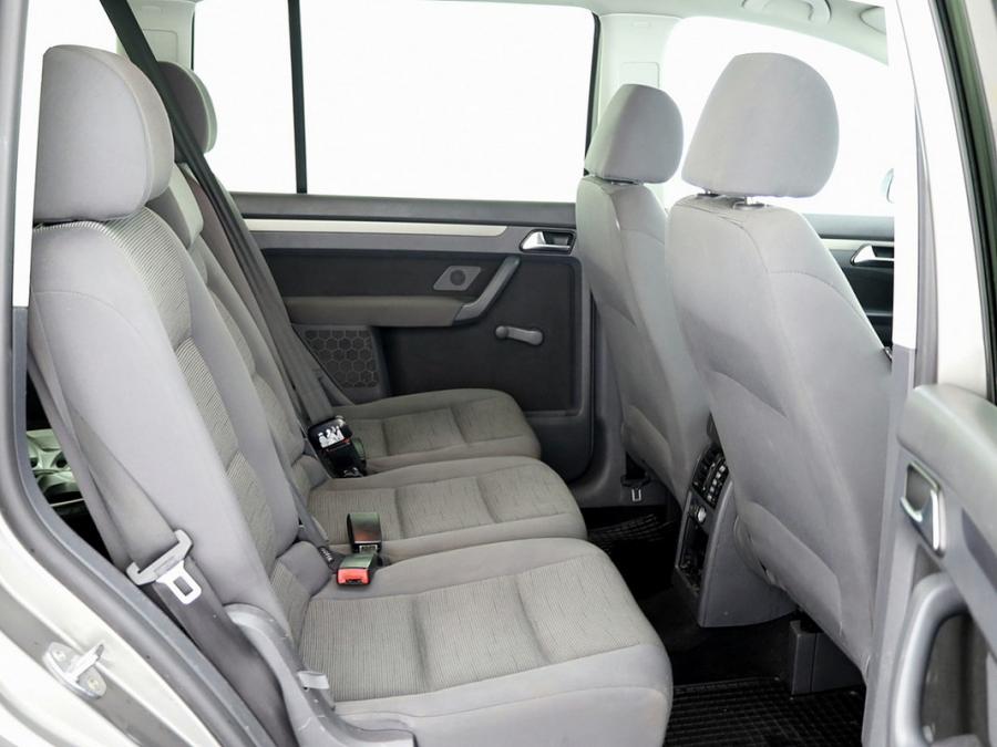 Pelēks Volkswagen Touran 2007 Tallina, ar dzinēja tilpumu 1.90 L un nobraukumu 307 tūkst. km par 2199 €, foto 15 vietnē AUTOMOTO.COM.LV