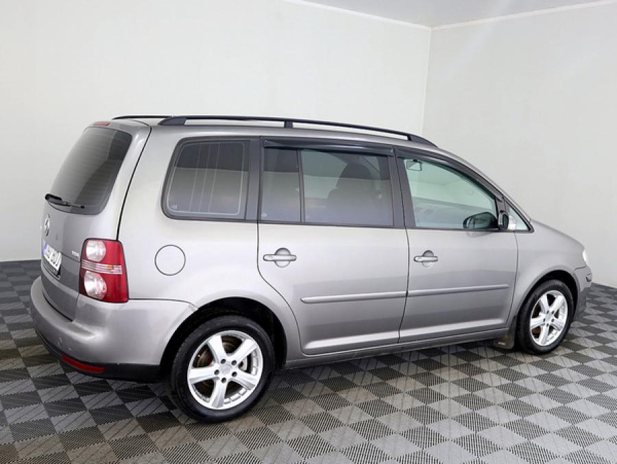Pelēks Volkswagen Touran 2007 Tallina, ar dzinēja tilpumu 1.90 L un nobraukumu 306 tūkst. km par 2199 €, foto 4 vietnē AUTOMOTO.COM.LV