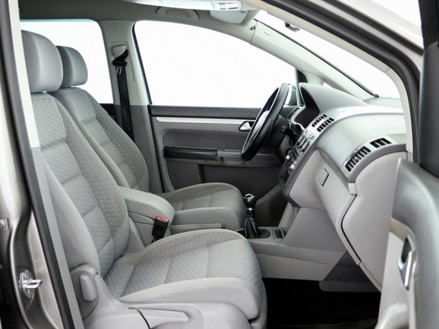 Pelēks Volkswagen Touran 2007 Tallina, ar dzinēja tilpumu 1.90 L un nobraukumu 306 tūkst. km par 2199 €, foto 7 vietnē AUTOMOTO.COM.LV