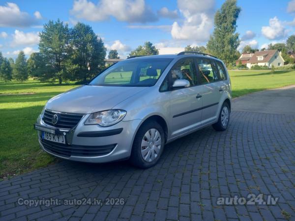 Pelēks Volkswagen Touran 2007 Rapla, ar dzinēja tilpumu 1.90 L un nobraukumu 330 tūkst. km par 1499 €, foto 1 vietnē AUTOMOTO.COM.LV