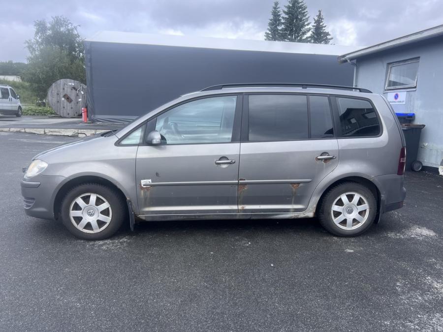 Pelēks Volkswagen Touran 2007 Tallina, ar dzinēja tilpumu 1.90 L un nobraukumu 386 tūkst. km par 1199 €, foto 18 vietnē AUTOMOTO.COM.LV