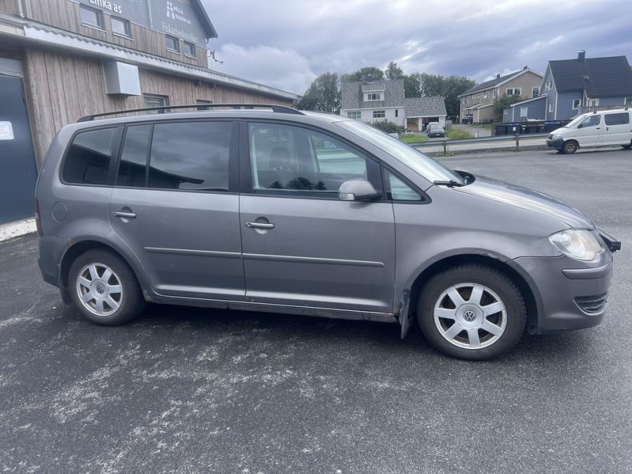 Pelēks Volkswagen Touran 2007 Tallina, ar dzinēja tilpumu 1.90 L un nobraukumu 386 tūkst. km par 1199 €, foto 21 vietnē AUTOMOTO.COM.LV