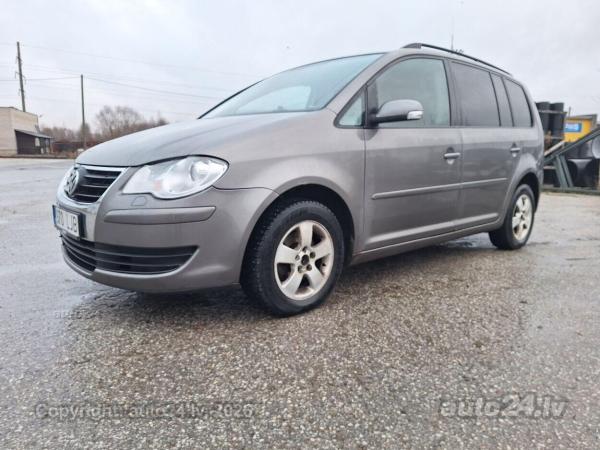 Pelēks Volkswagen Touran 2008 Tallina, ar dzinēja tilpumu 1.40 L un nobraukumu 225 tūkst. km par 4300 €, foto 1 vietnē AUTOMOTO.COM.LV